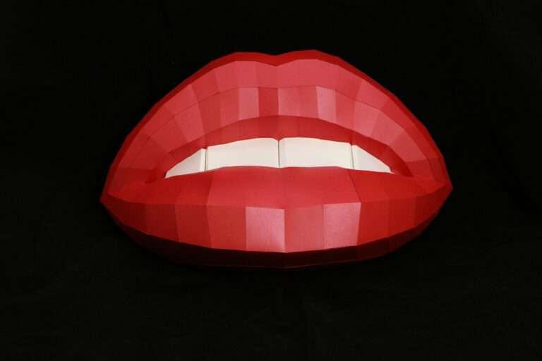 Lips Sculpture - LACRAFTA